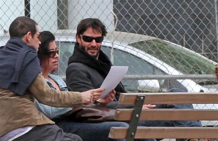 KEANEWS: May 11 2010 Keanu Reeves Drinks Coffee in NY